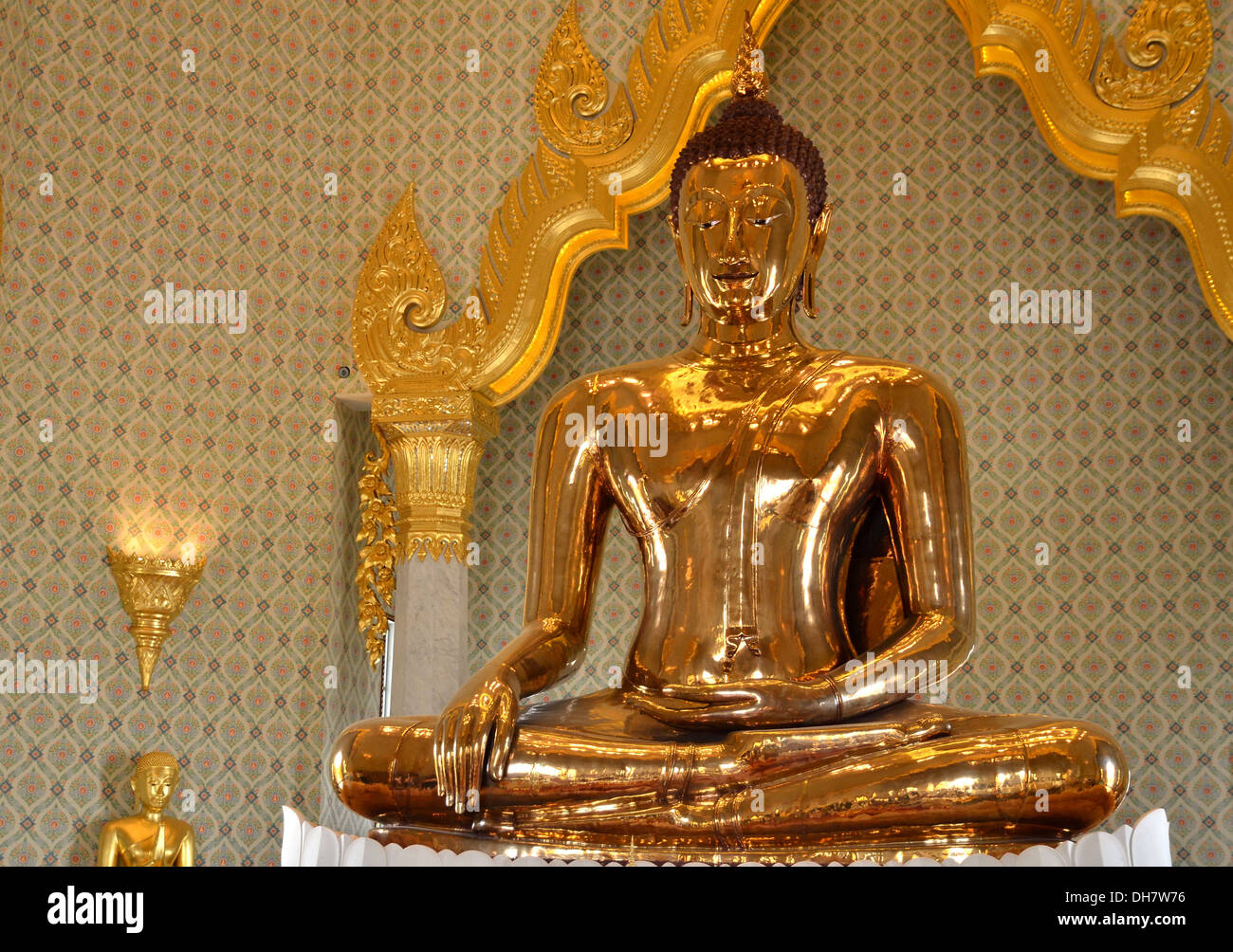 Buddha Statue Of Pure Gold At Temple Of Gold Buddha High Resolution ...