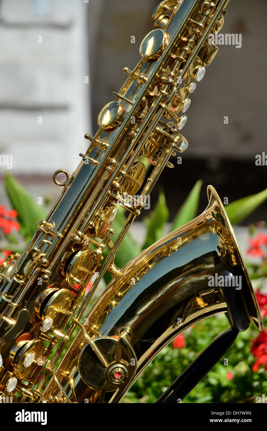 Golden saxophone hi-res stock photography and images - Alamy