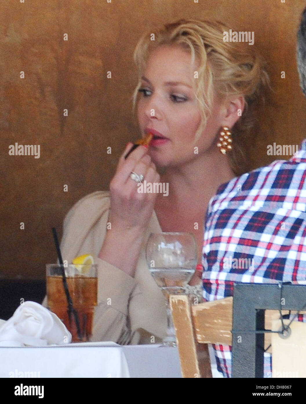Katherine Heigl applies lipstick during lunch at Il Pastio restaurant ...