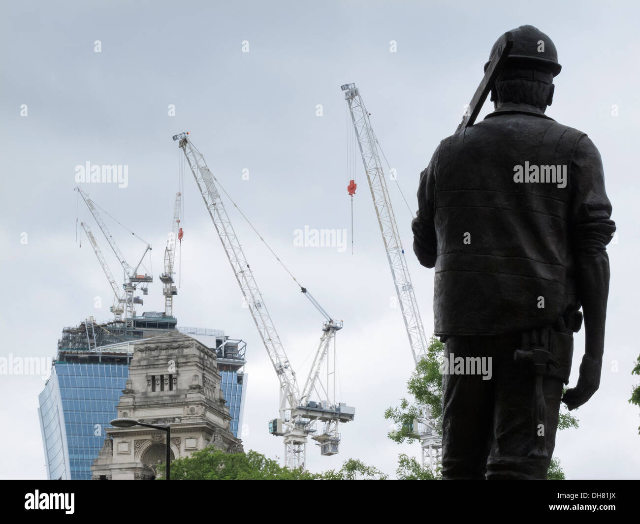 Statue of construction worker hi-res stock photography and images - Alamy
