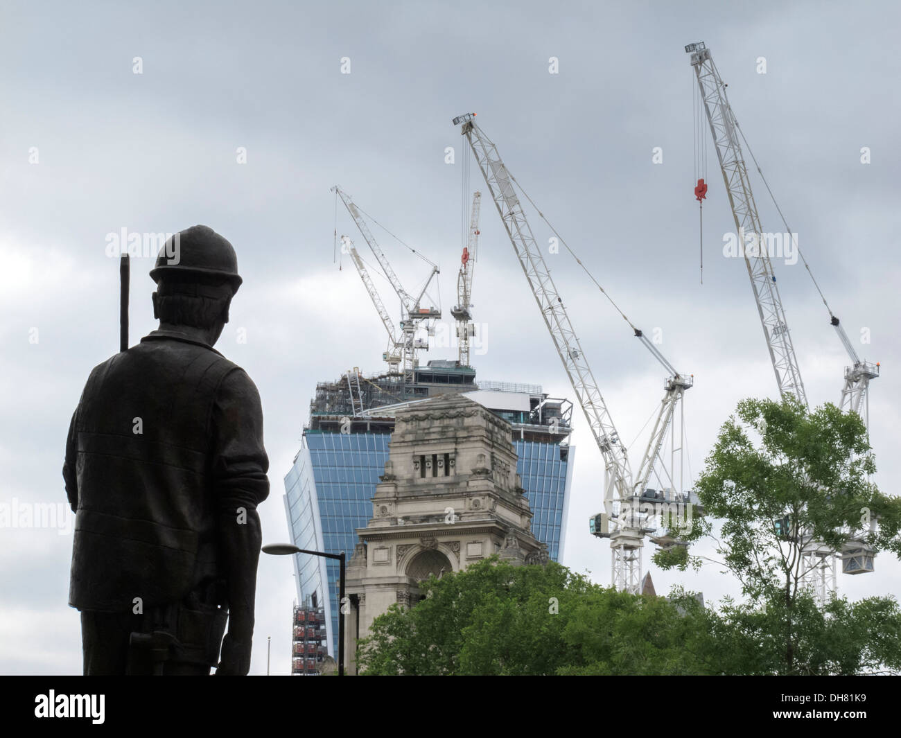 Memorial to Building Worker Tower Hill London England (Building Workers ...