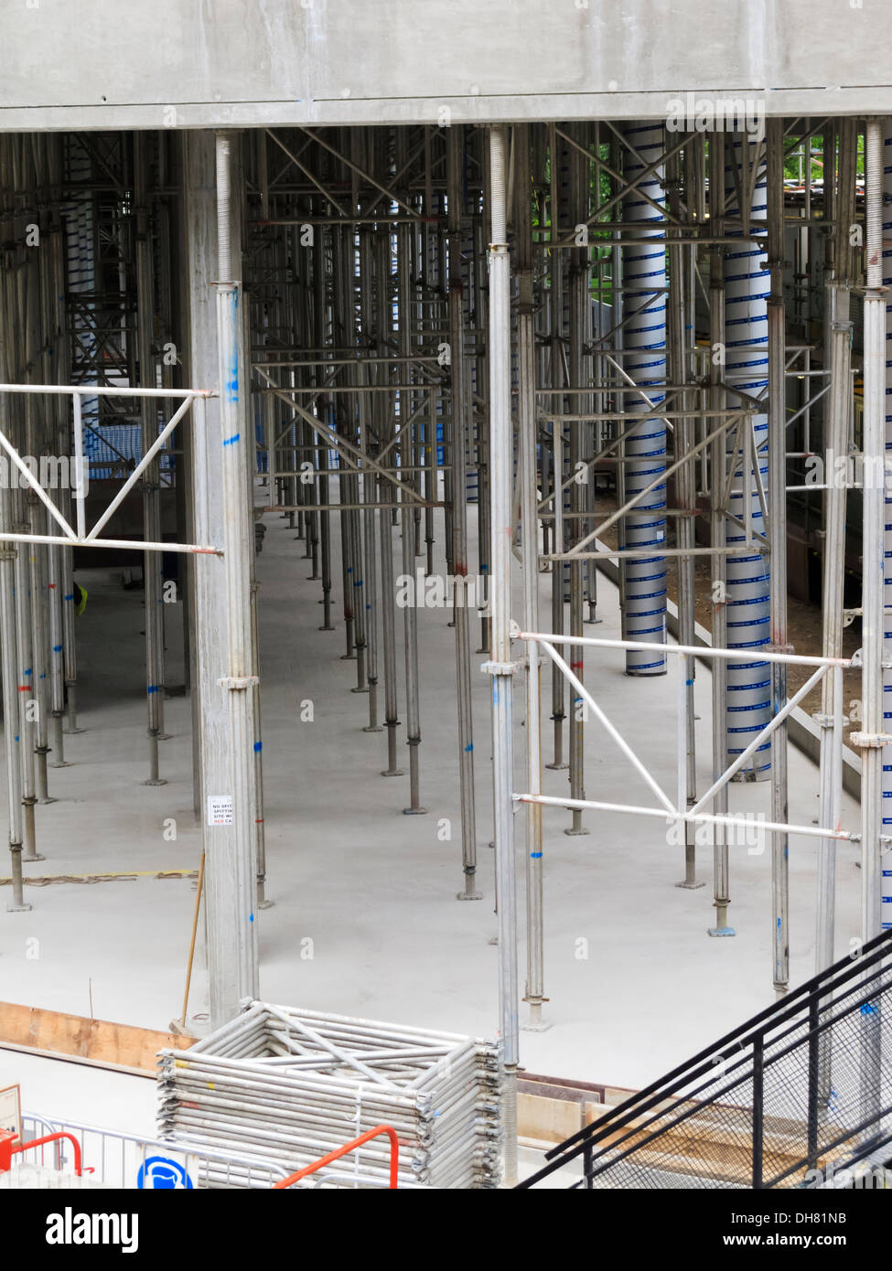 Scaffolding scaffold workmen maintenance hi-res stock photography and ...