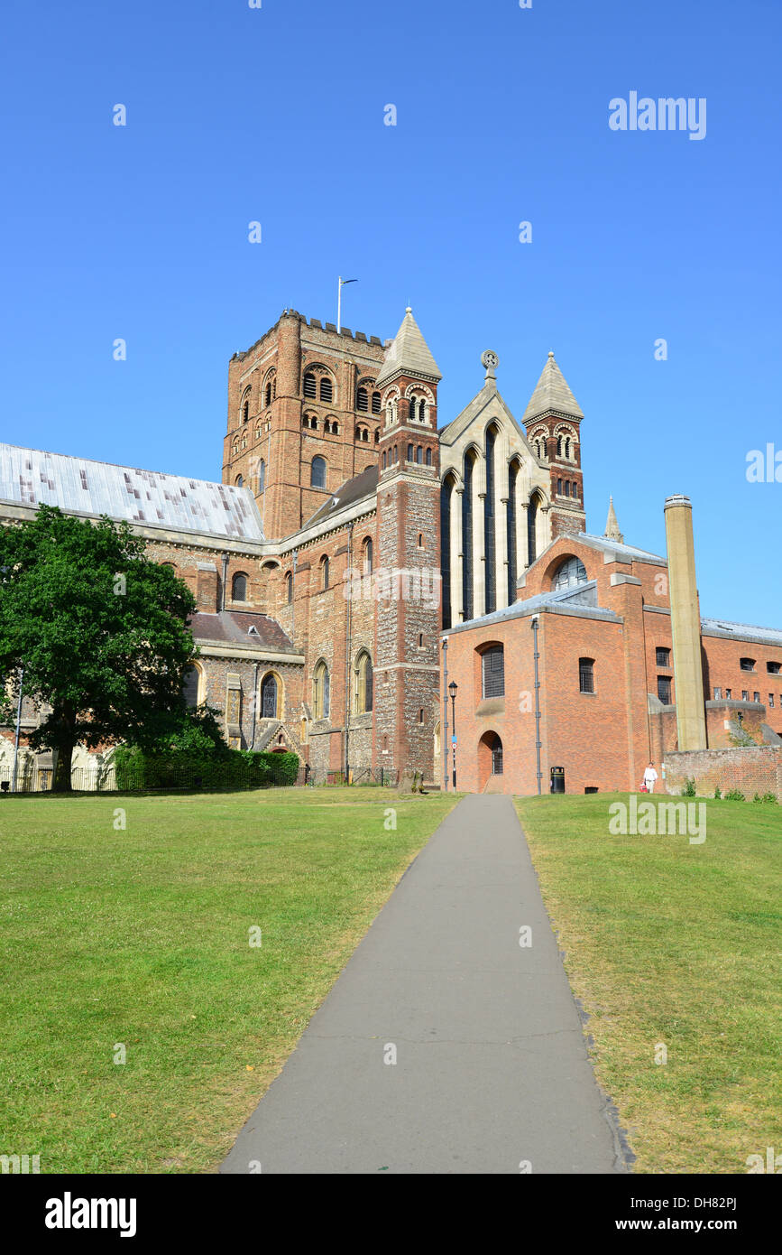 St albans cathedral gardens hi-res stock photography and images - Alamy