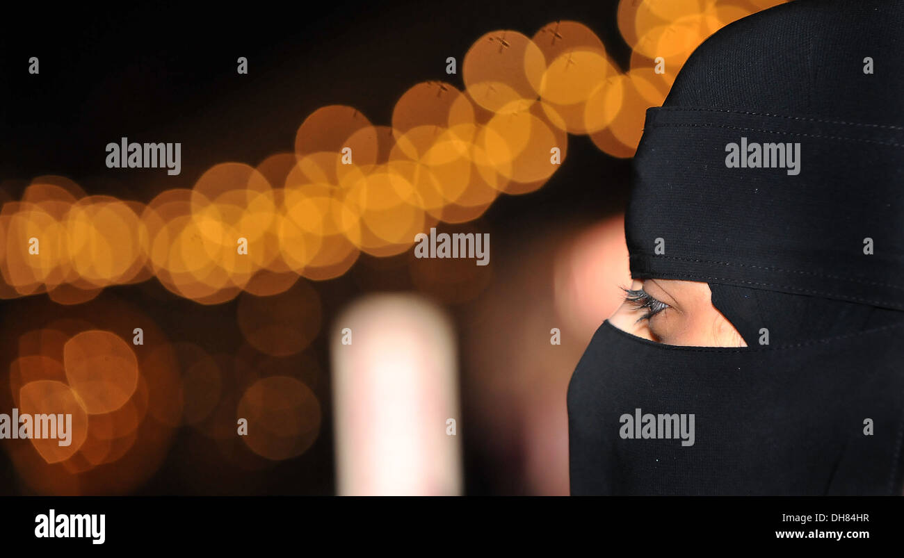 Muslim Lady Wearing Niqab High Resolution Stock Photography and Images ...