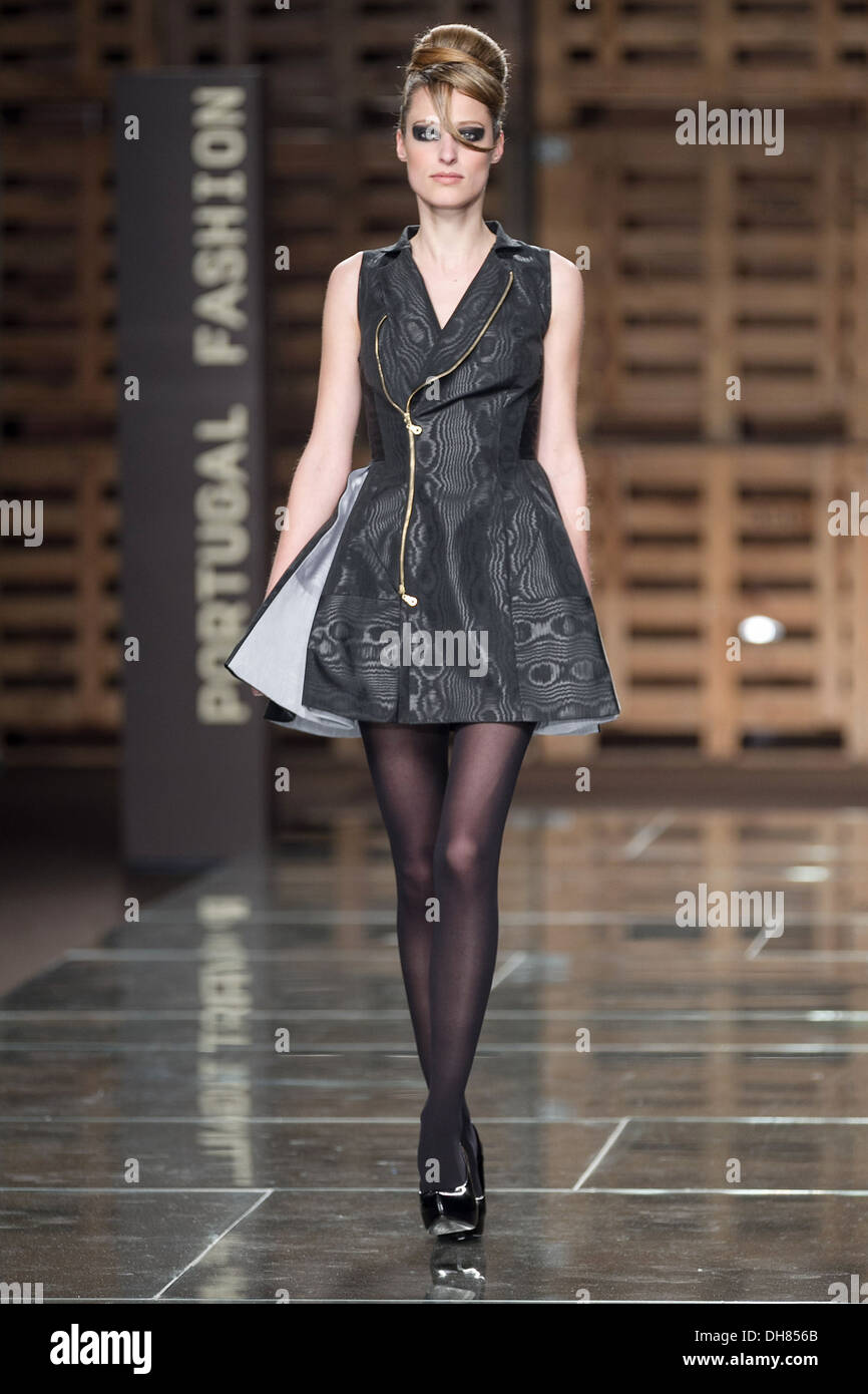 Model Portugal Fashion Week - Fall/Winter 2012 - Storytailors held at ...