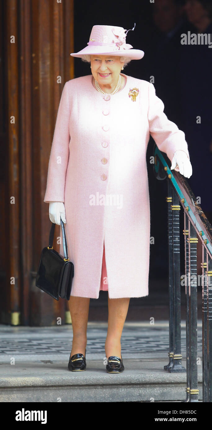 The queen leaving manchester hi-res stock photography and images - Alamy