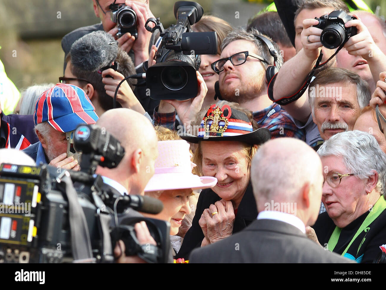 Queen Elizabeth II leaving Manchester Town Hall Manchester, England ...