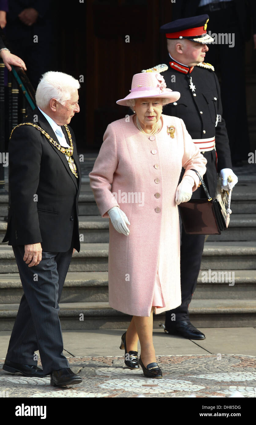 Queen Elizabeth II leaving Manchester Town Hall Manchester, England ...
