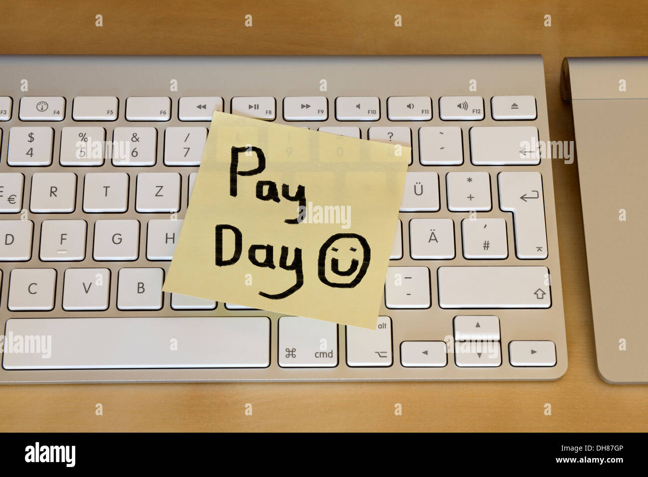 Post-it note 'Pay Day' stuck to computer keyboard Stock Photo - Alamy