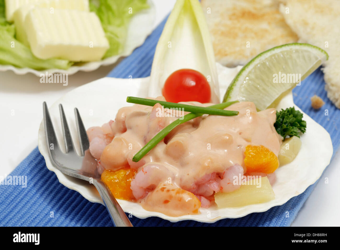 Shrimp cocktail, in a scallop, toast, butter Stock Photo - Alamy