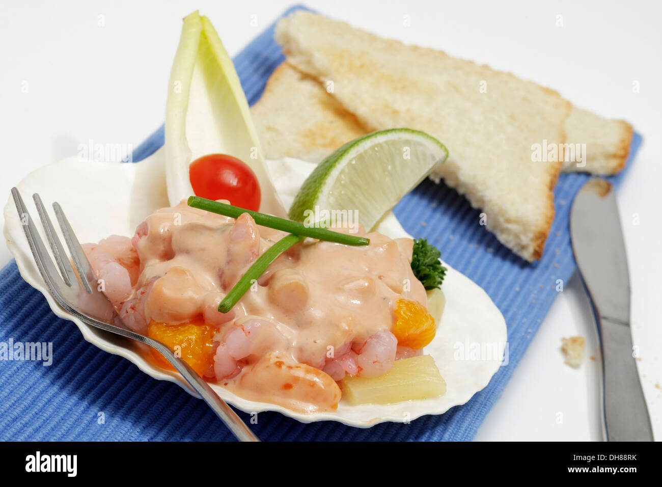Shrimp cocktail, in a scallop, toast, butter Stock Photo - Alamy