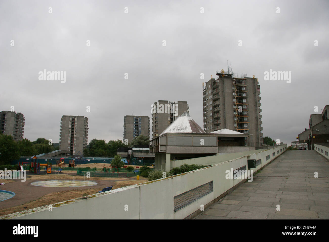 Housing project in east london hi-res stock photography and images - Alamy