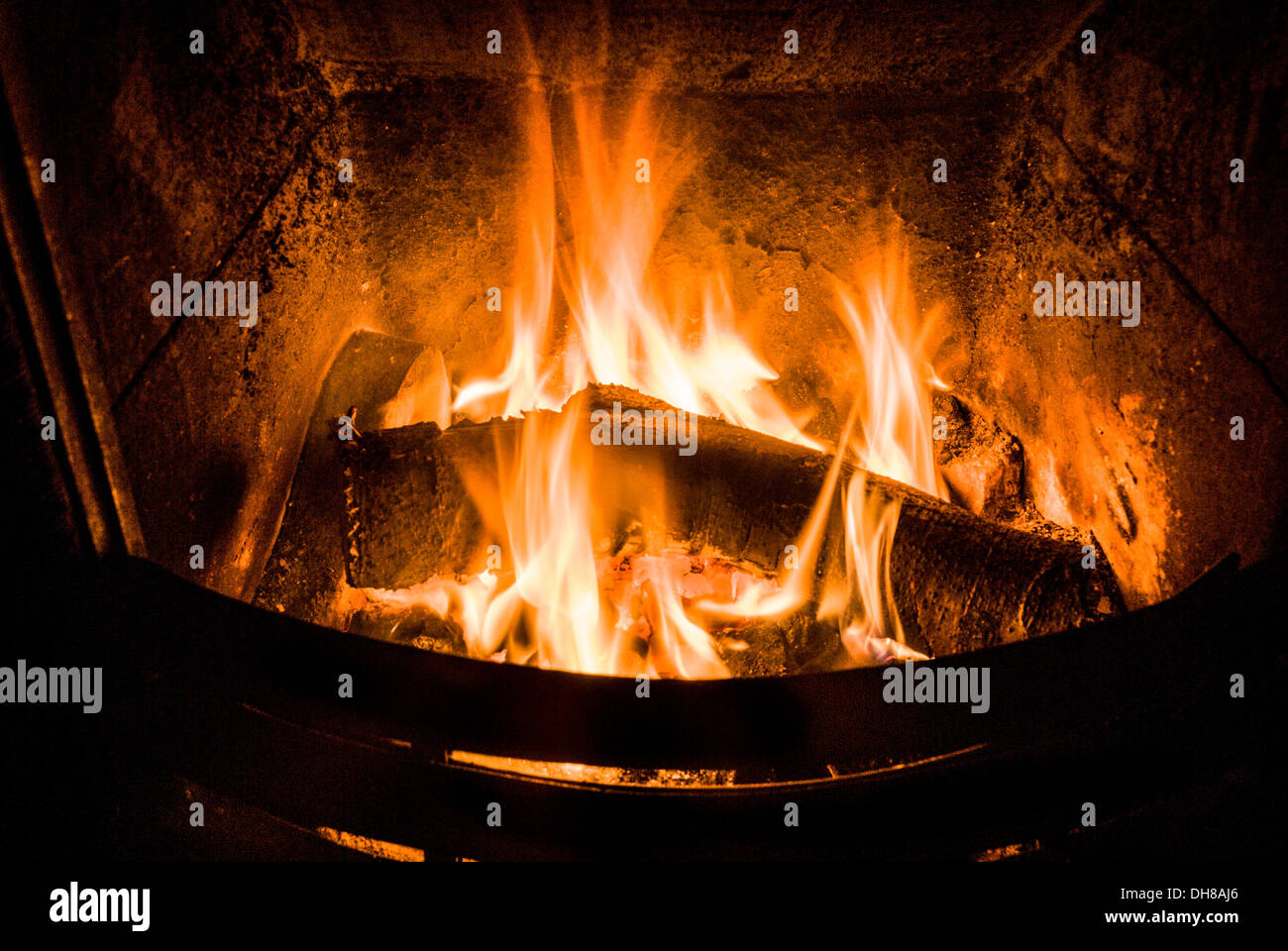 Log fire burning in grate hi-res stock photography and images - Alamy