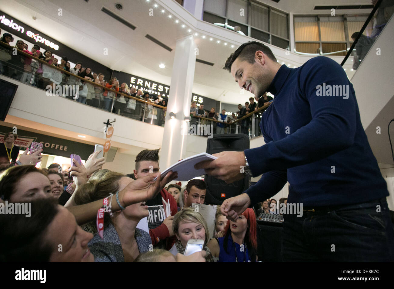 The Only Way Is Essex Star Mark Wright Signs Autographs For Fans At St 7073