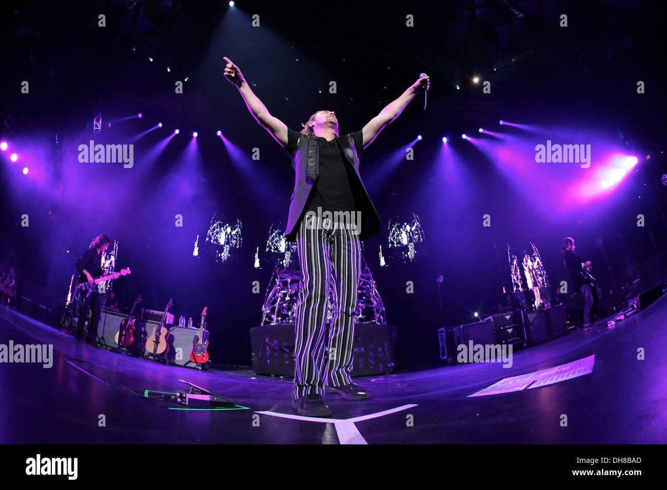 Mana performing live at Madison Square Garden during their Drama y Luz ...