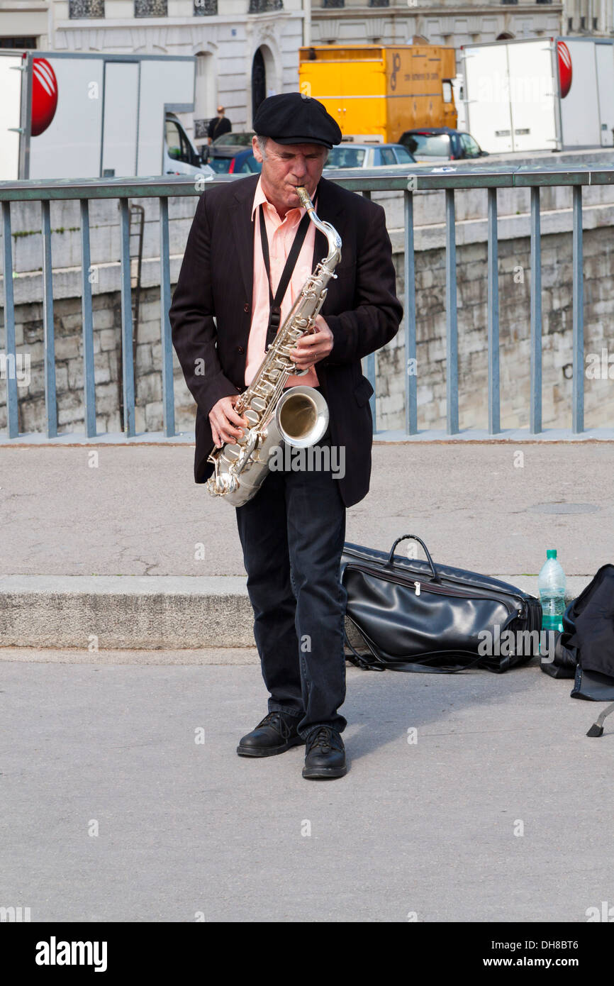 Europe outdoors instrument france hi-res stock photography and images ...