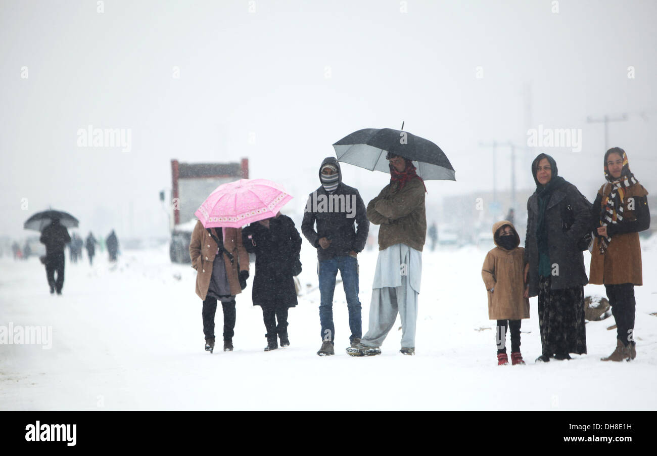 Kabul, Afghanistan. 8th Jan, 2014. Afghans wait for transportation ...
