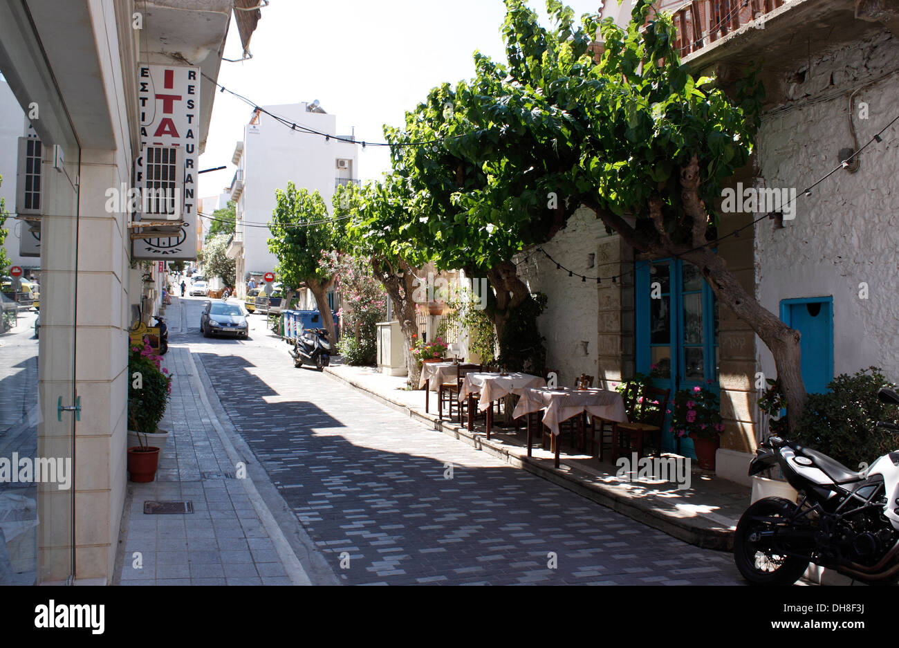 SHADY GREEK PAVEMENT CAFE. AGIOS NIKOLAOS CRETE Stock Photo - Alamy