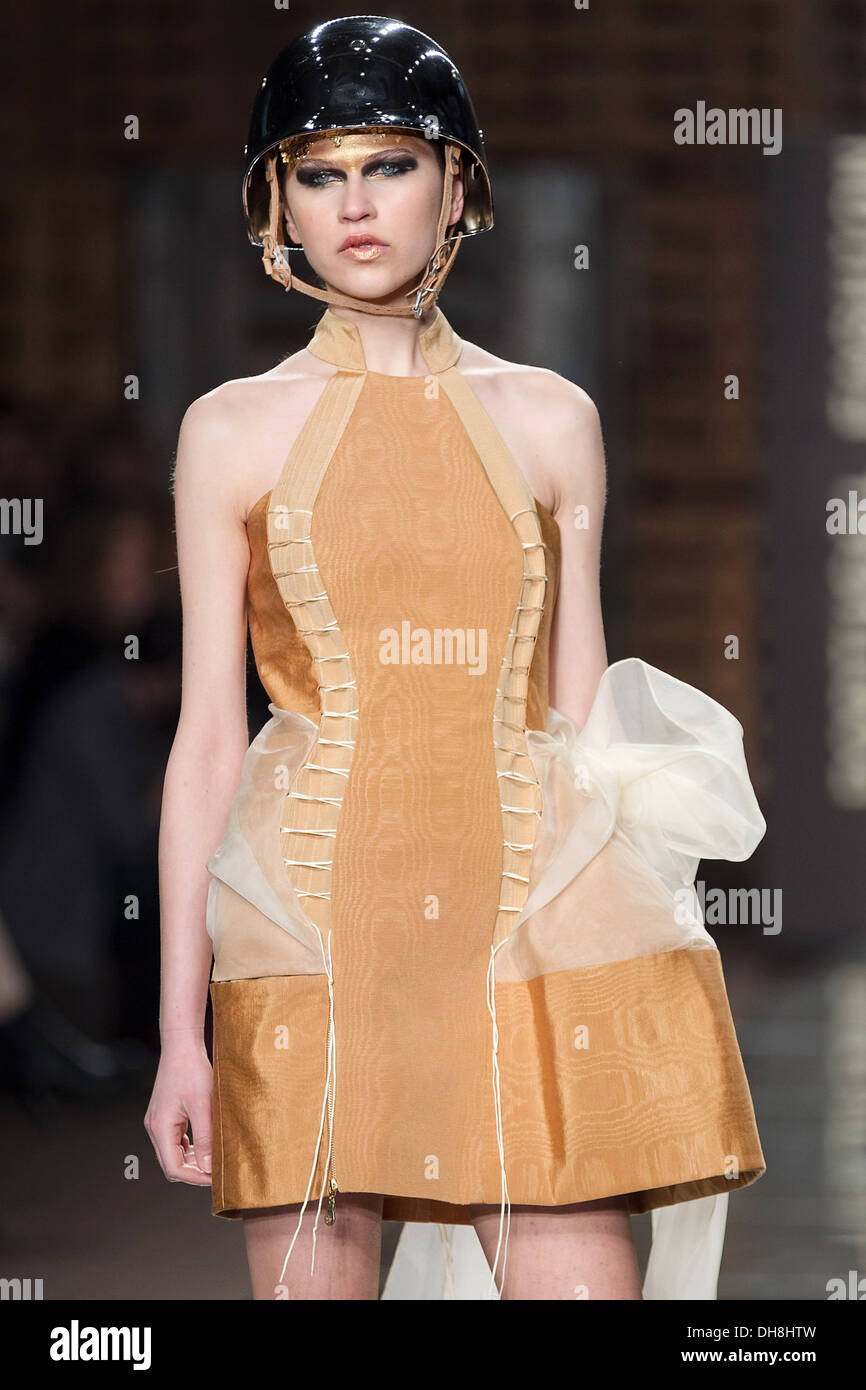 Model Portugal Fashion Week - Fall/Winter 2012 - Storytailors held at ...