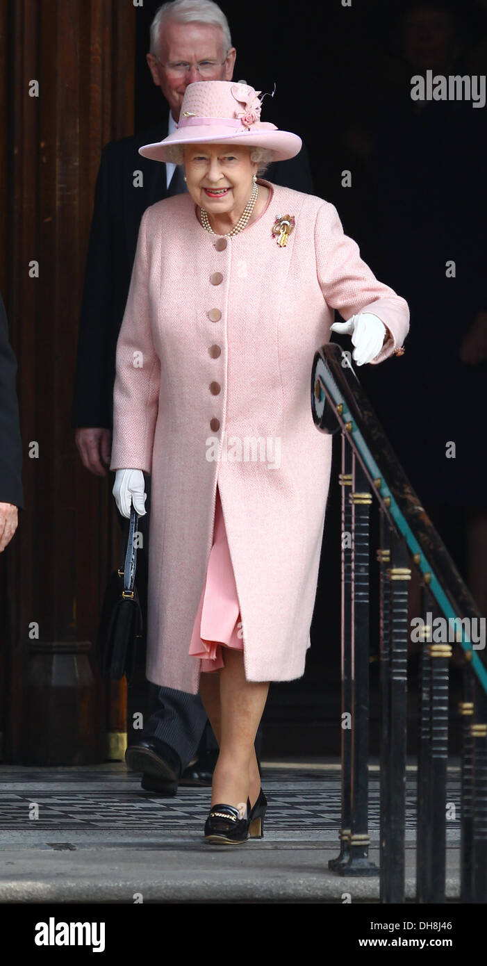 Queen Elizabeth II leaving Manchester Town Hall Manchester, England ...
