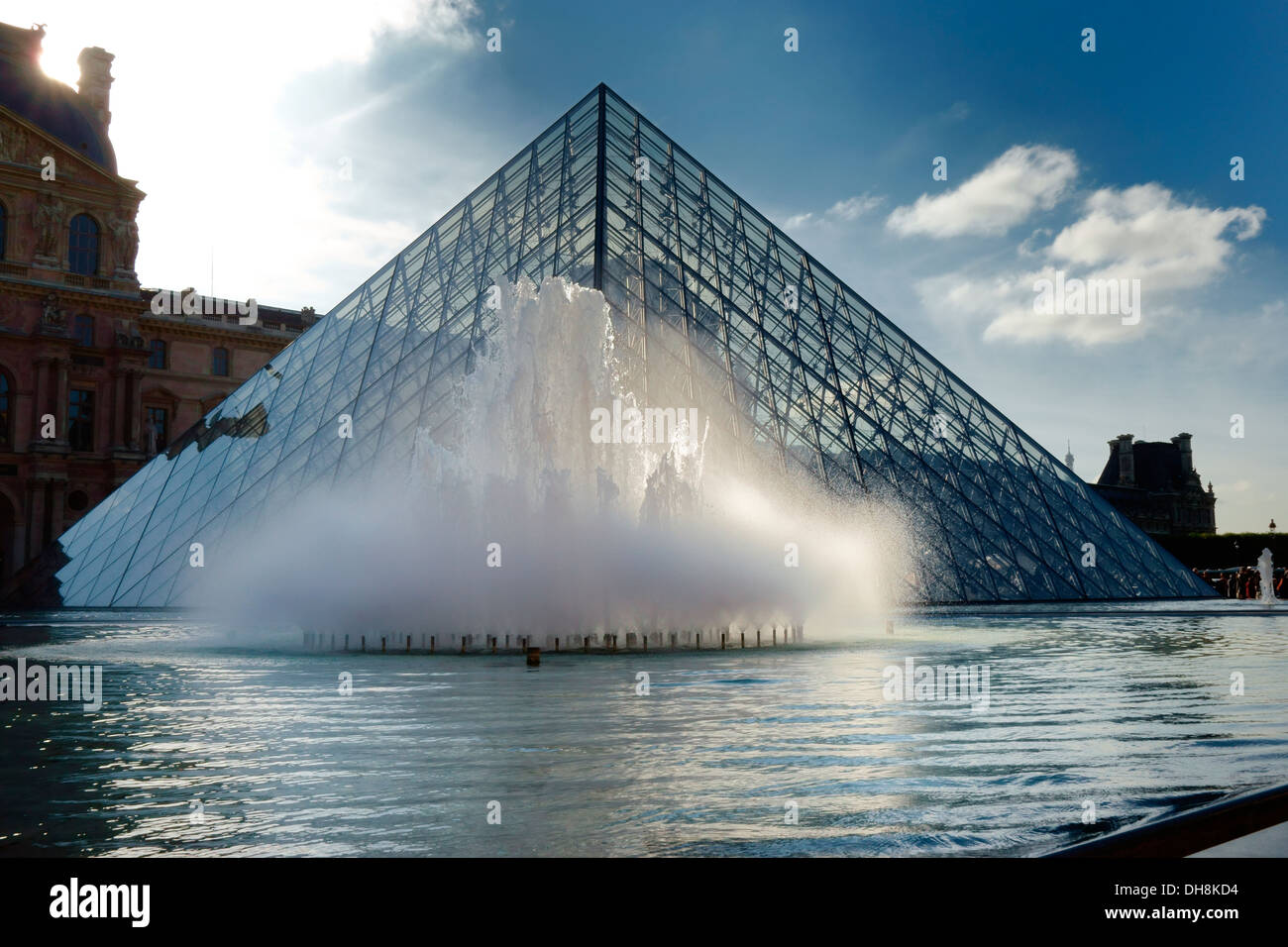 Pyramid of louvre hi-res stock photography and images - Alamy