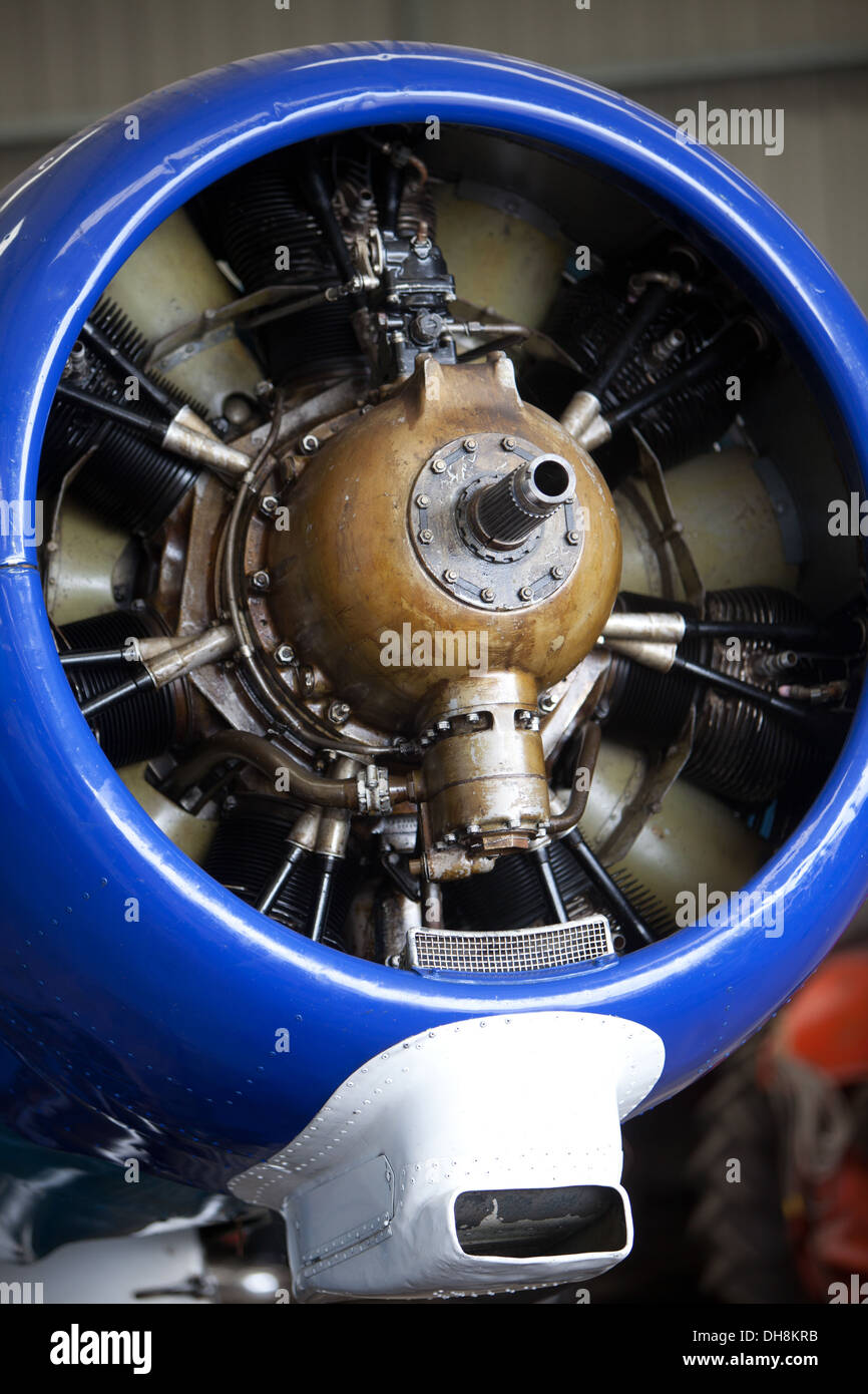 vintage propeller aircraft engine Stock Photo - Alamy