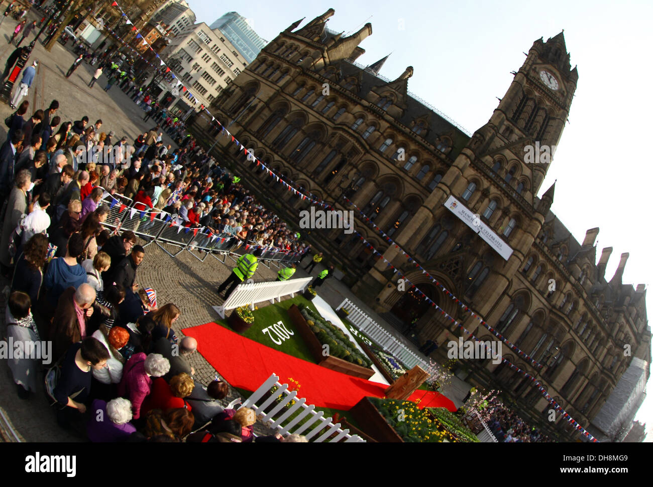 Atmosphere Queen Elizabeth II visits Manchester as part of her Diamond ...