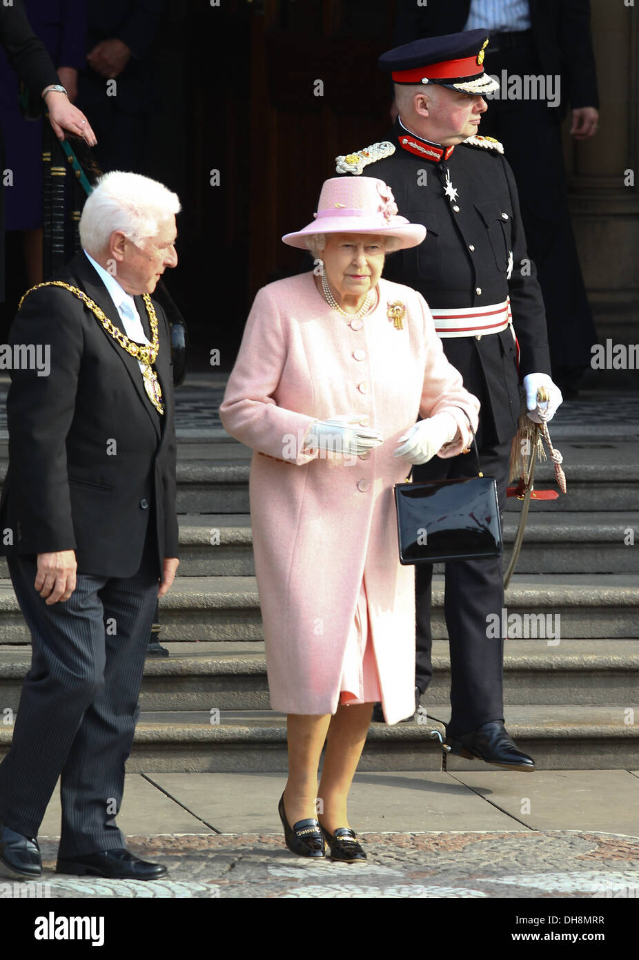 The queen leaving manchester hi-res stock photography and images - Alamy