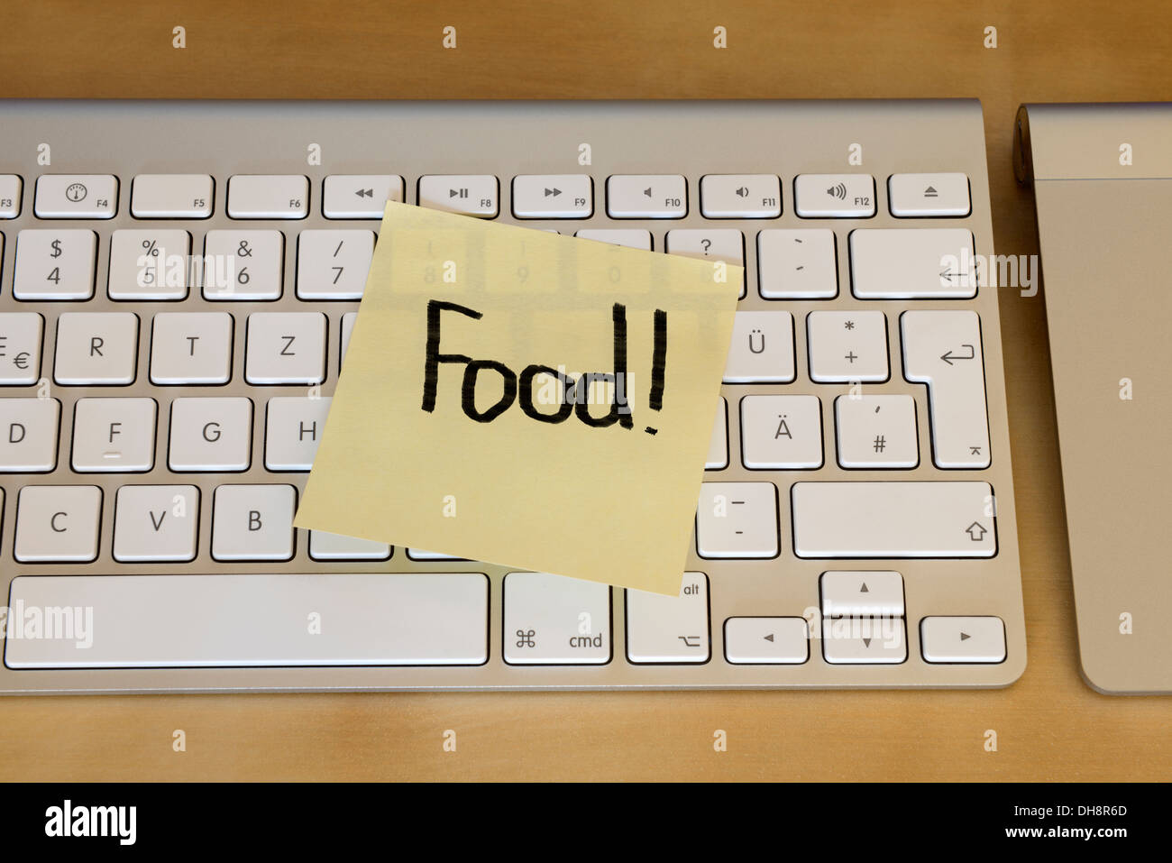 Post-It note 'Food' stuck to computer keyboard Stock Photo - Alamy