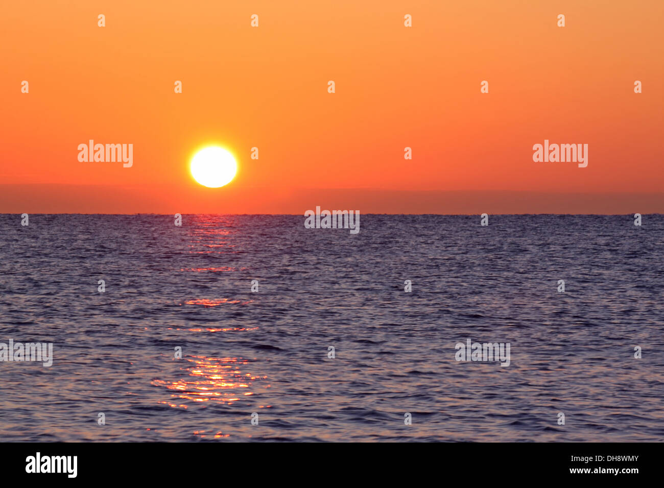 Sunrise on sea rising sun hi-res stock photography and images - Alamy