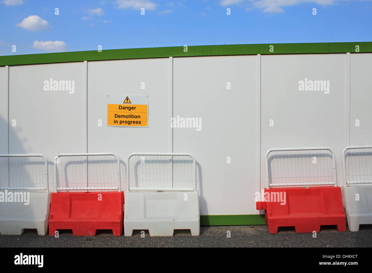 Building site hoarding hi-res stock photography and images - Alamy