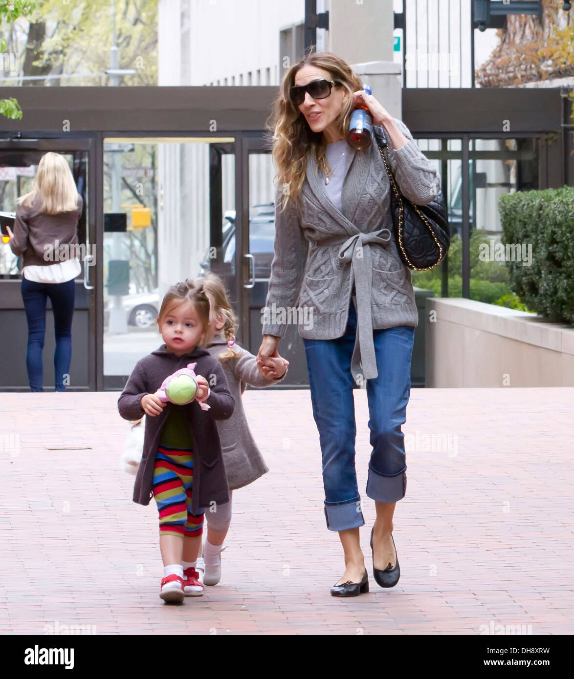 Sarah Jessica Parker Picks up her twin daughters Marion and Tabitha ...