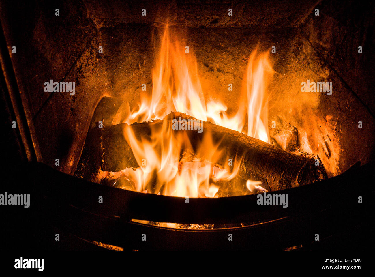 Log Fire Burning In Grate Stock Photos & Log Fire Burning In Grate ...