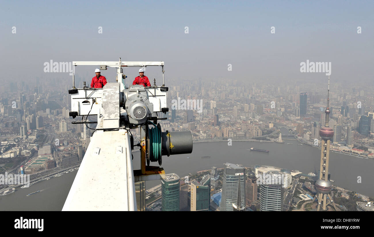 Shang-High Window Cleaning! Skyscraper window cleaners prepare for work ...