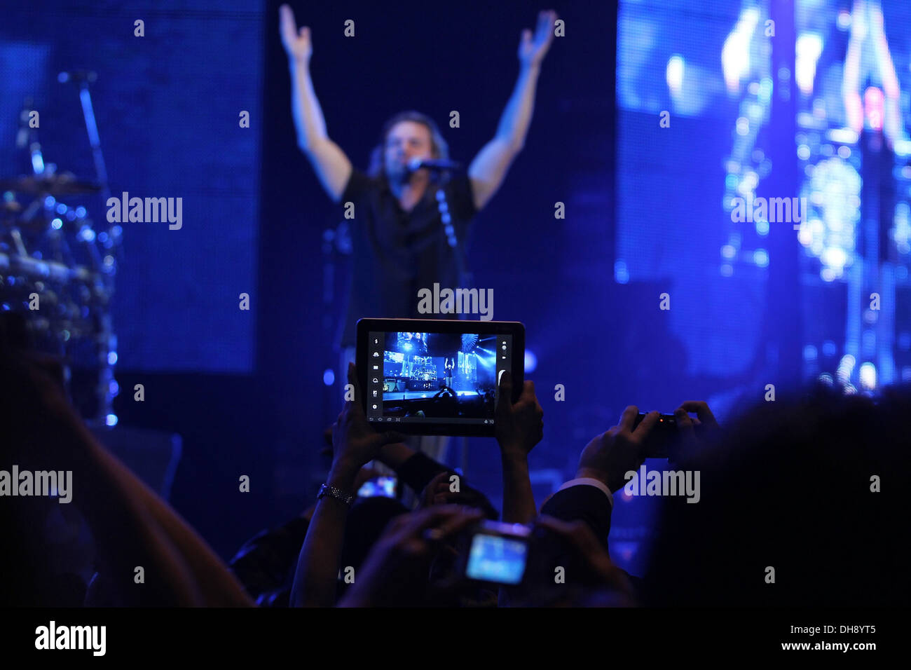 Mana performing live at Madison Square Garden during their Drama y Luz ...