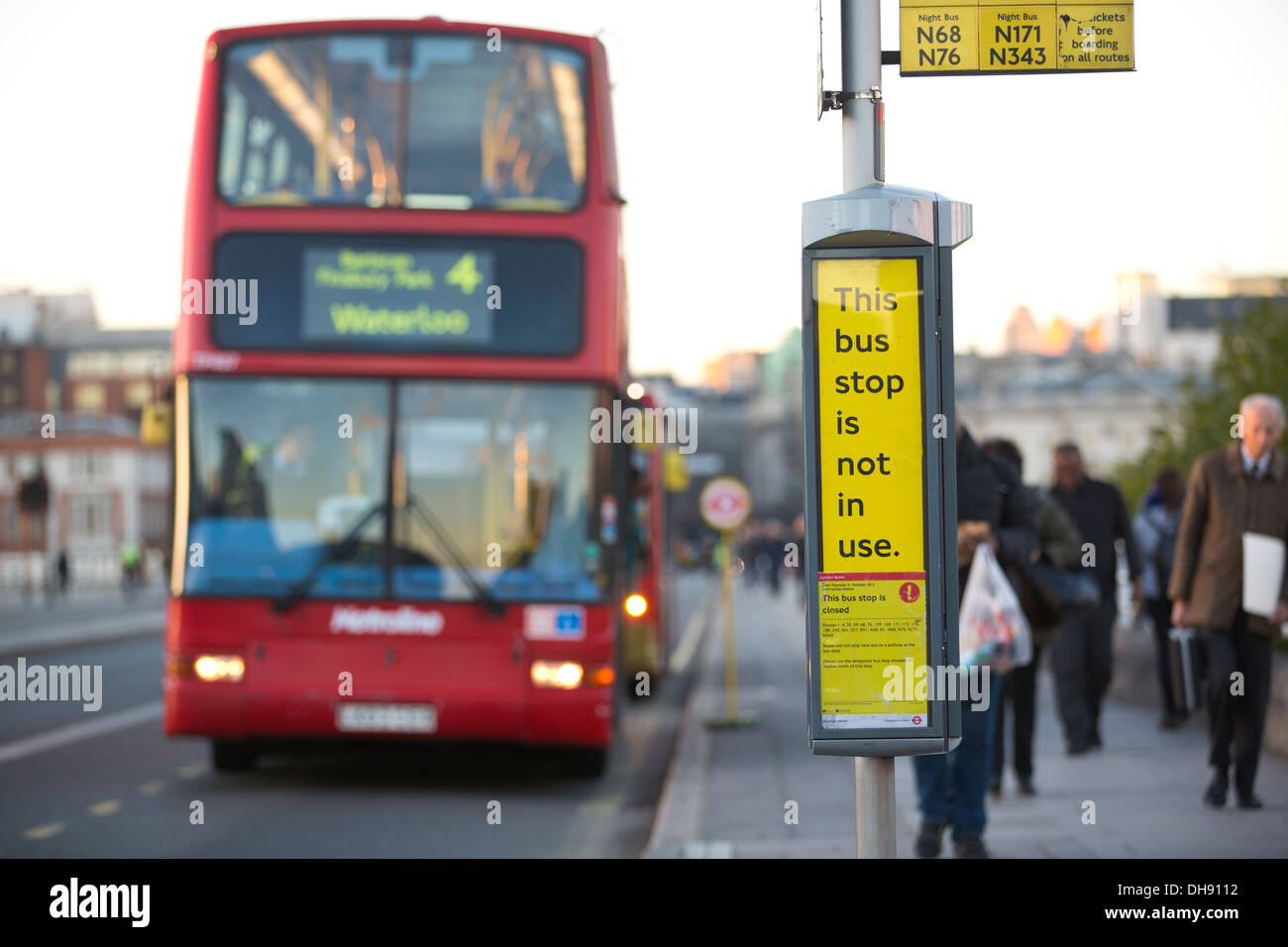 Bus Stop, Waterloo Bridge, London, England, UK Stock Photo - Alamy