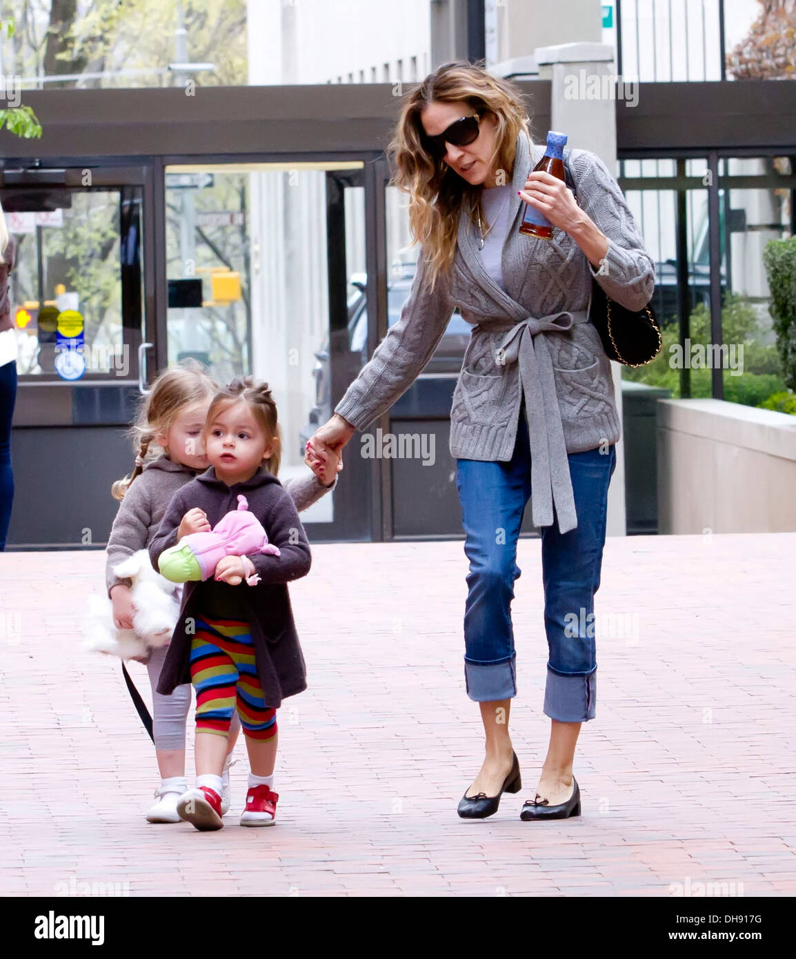 Sarah Jessica Parker Picks up her twin daughters Marion and Tabitha ... Sarah Jessica Parker Picks up her twin daughters Marion and Tabitha ...
