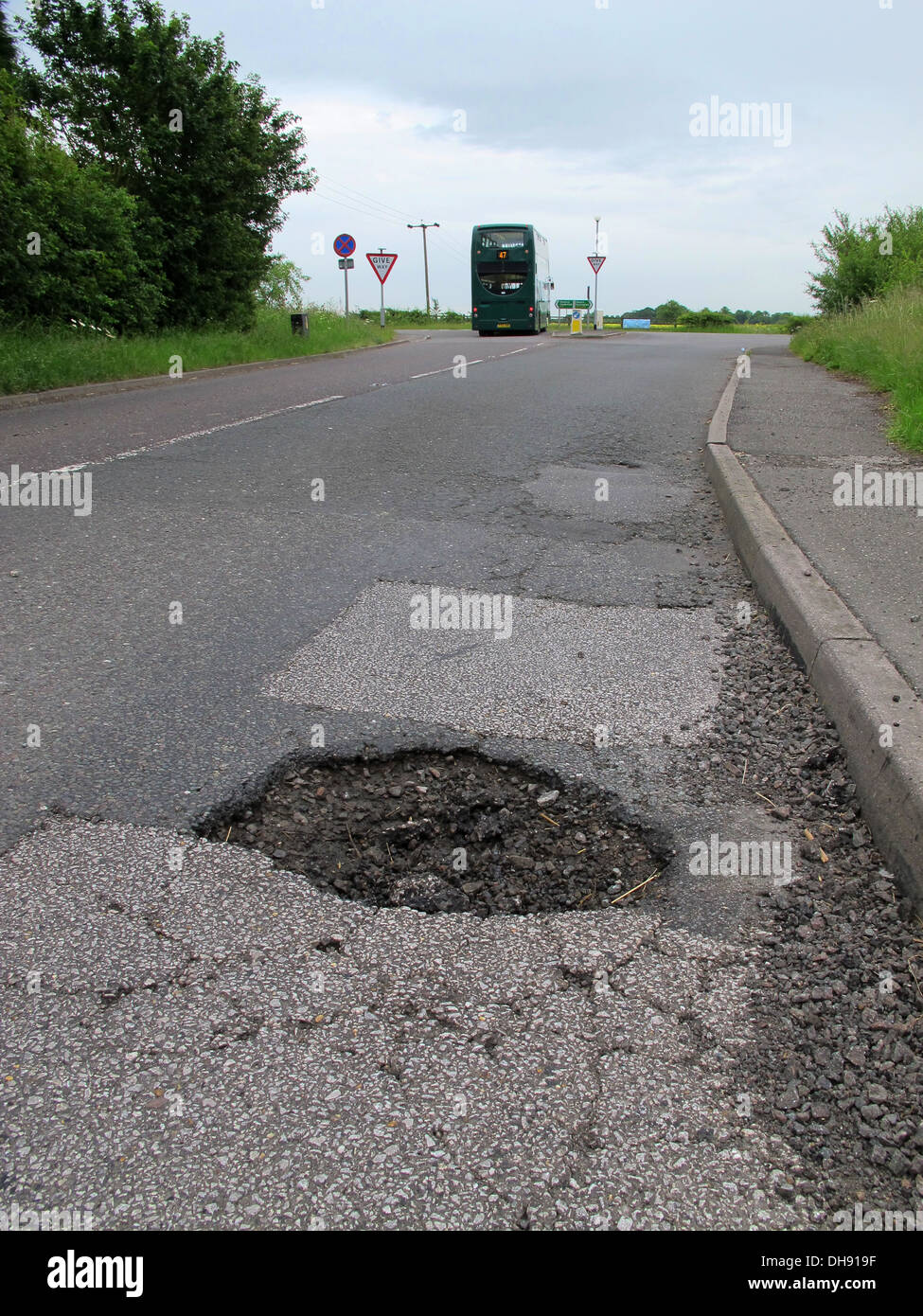 potholes, survey, motorists, potholes, negligent, damage, vehicles ...