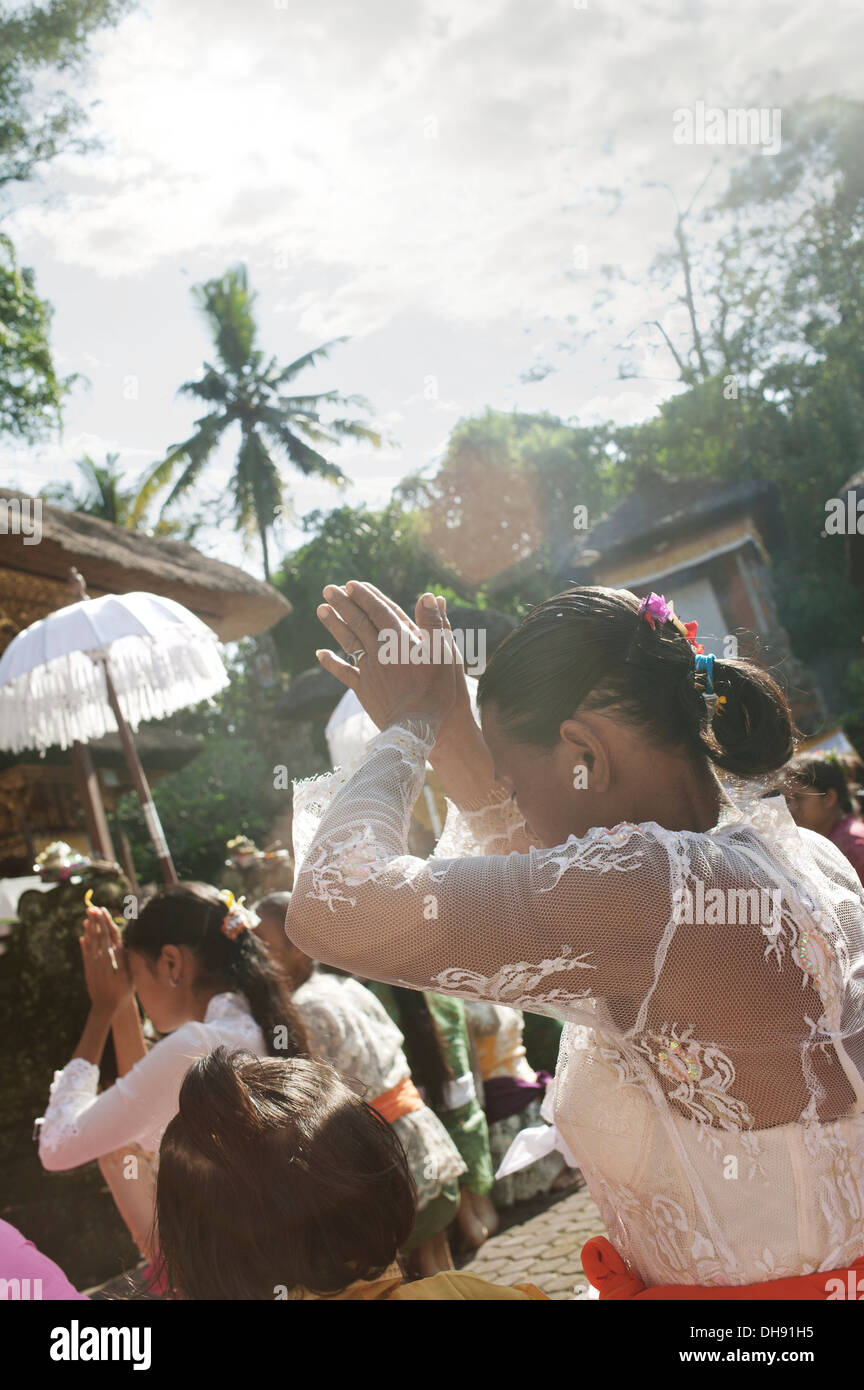 Balinese women praying open air hi-res stock photography and images - Alamy