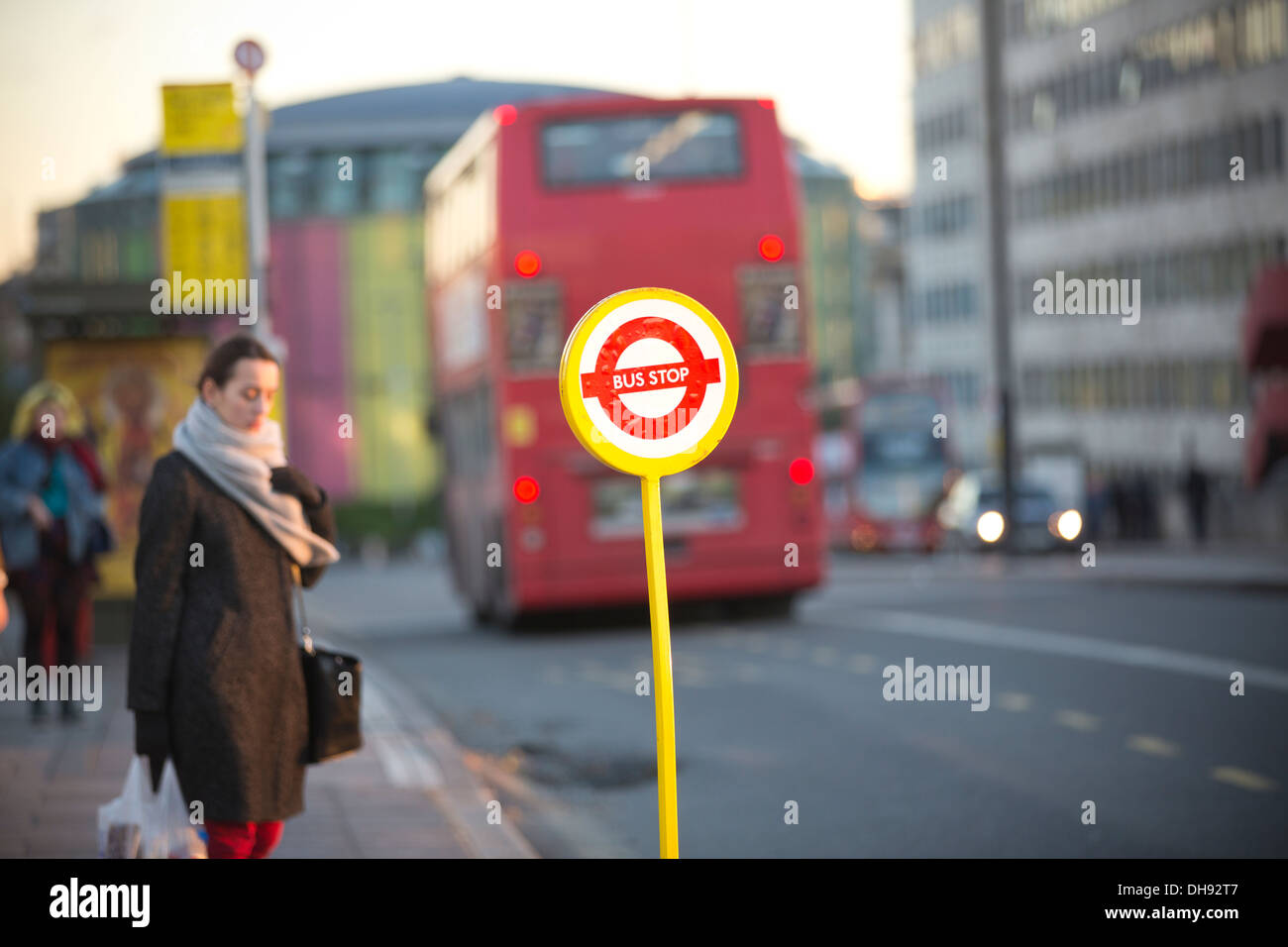Bus Stop, Waterloo Bridge, London, England, UK Stock Photo - Alamy