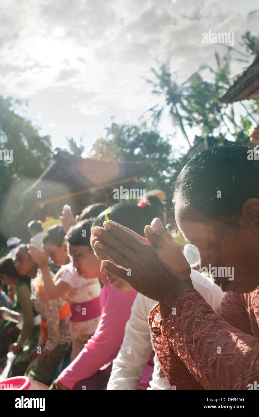 Balinese women praying open air hi-res stock photography and images - Alamy