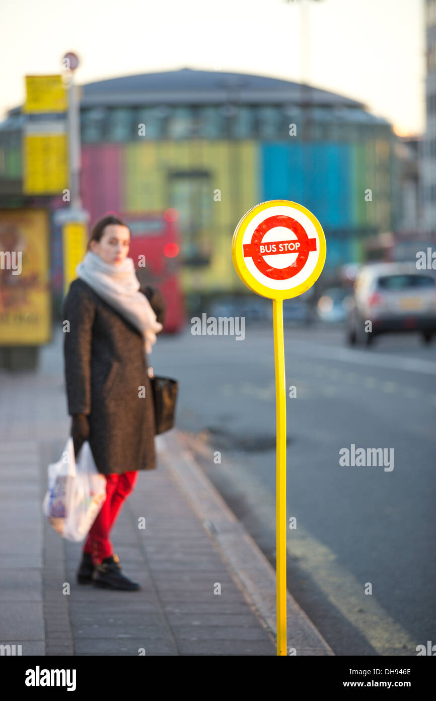 Bus Stop, Waterloo Bridge, London, England, UK Stock Photo - Alamy