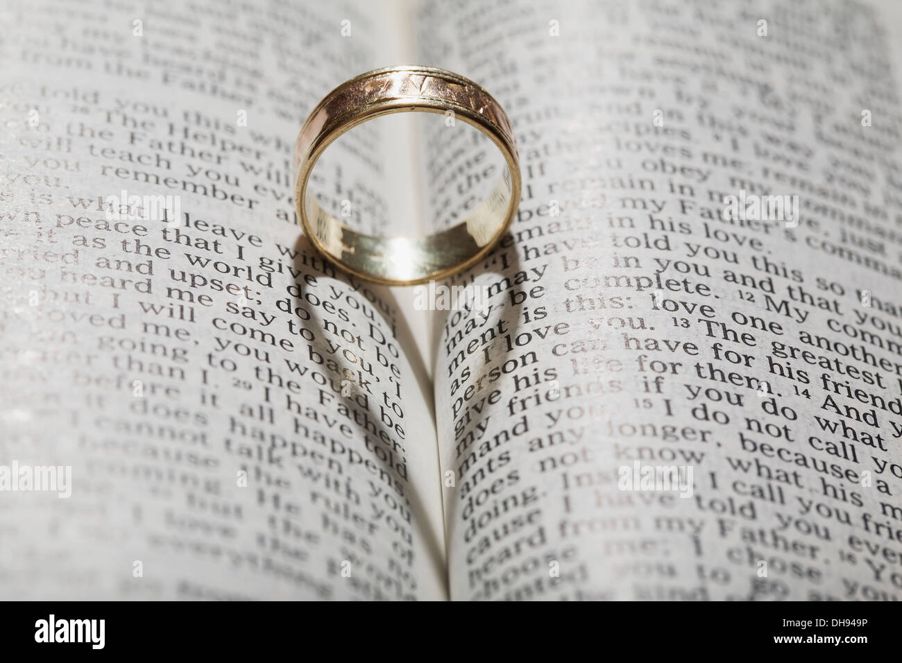 Ring shots wedding rings hi-res stock photography and images - Alamy