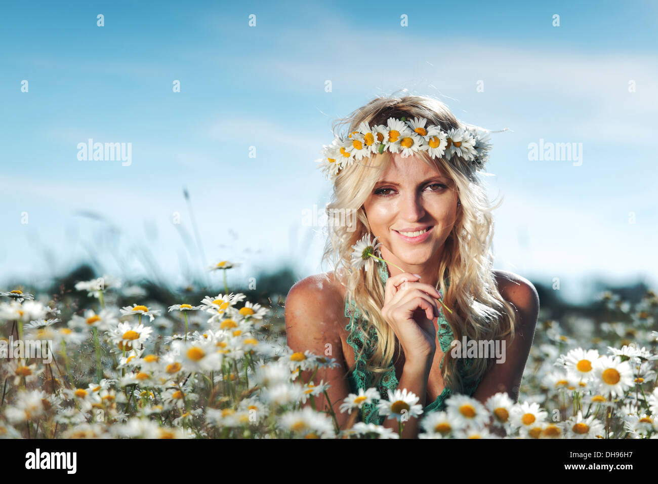 beautiful girl on the daisy flowers field Stock Photo - Alamy