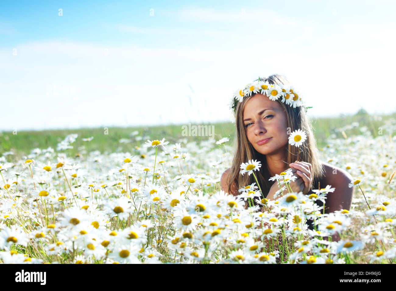 beautiful girl on the daisy flowers field Stock Photo - Alamy