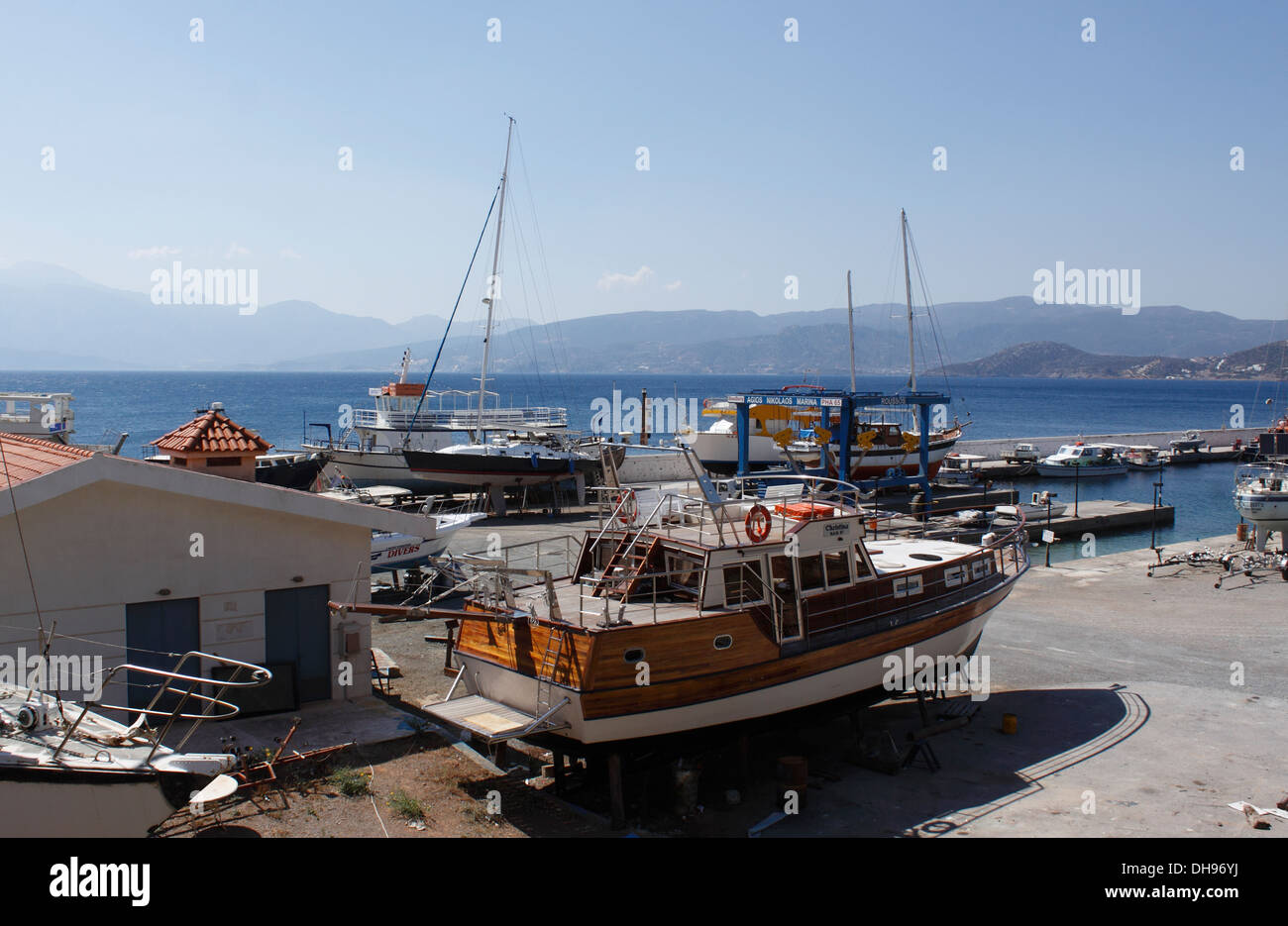 Greek boatyard hi-res stock photography and images - Alamy