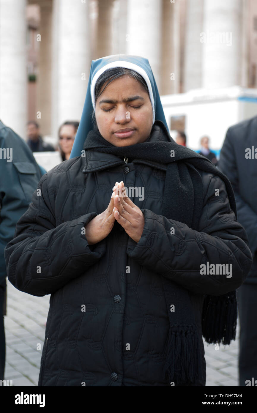 Nun pray in Saint Peter's square Stock Photo - Alamy