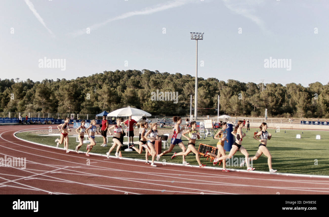 Junior athletes girls race track hi-res stock photography and images ...
