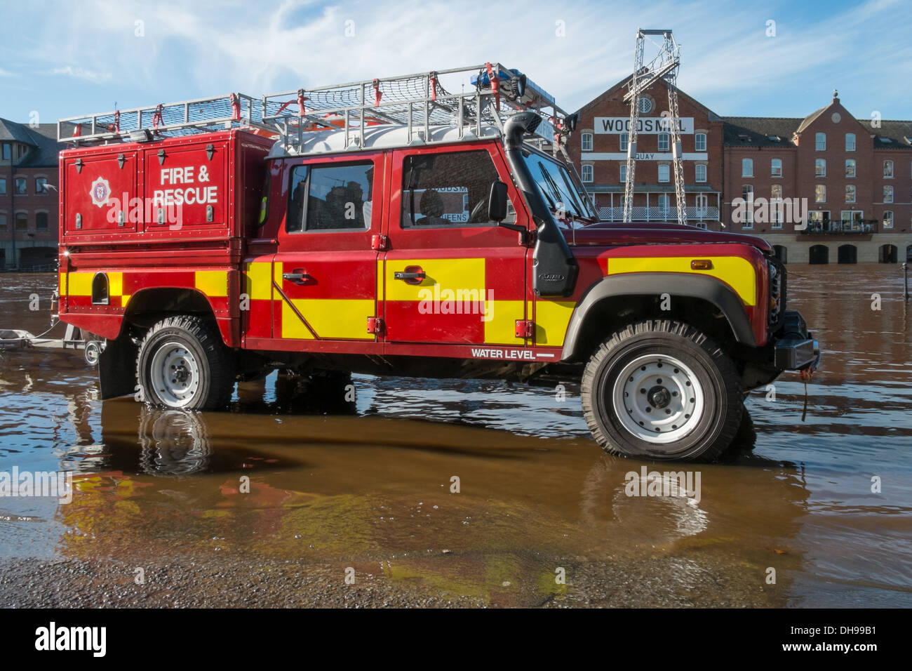 Fire & Rescue Land Rover immersed in flood waters - River Ouse York ...