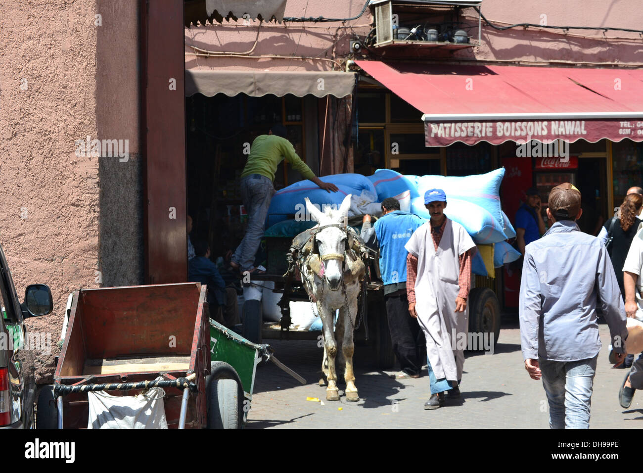Overloaded cart hi-res stock photography and images - Alamy